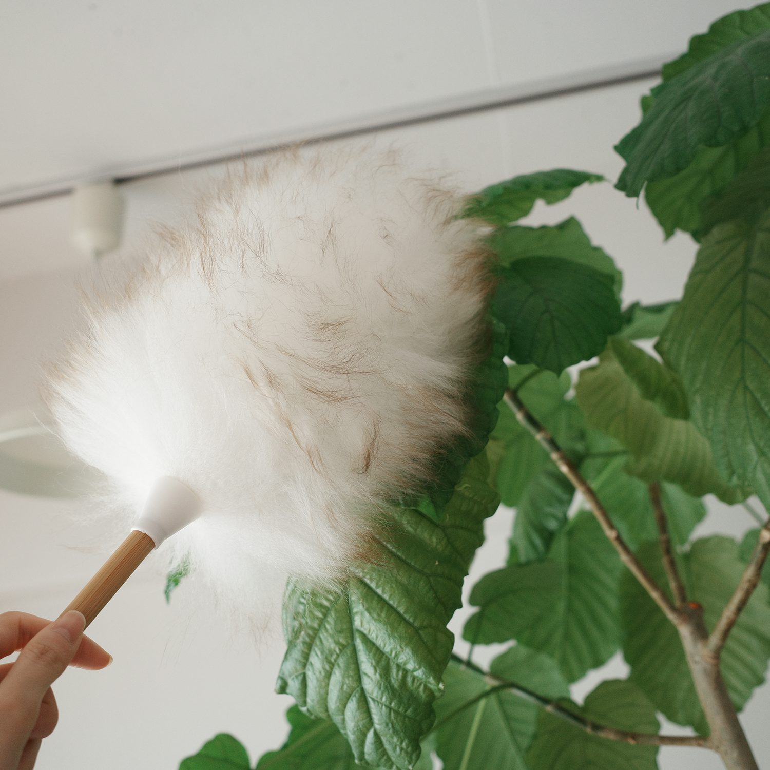 【スタッフの愛用品】ふわふわ可愛い掃除用品。「羊毛ダスター」が小まめな掃除を手助けしてくれました - 北欧、暮らしの道具店